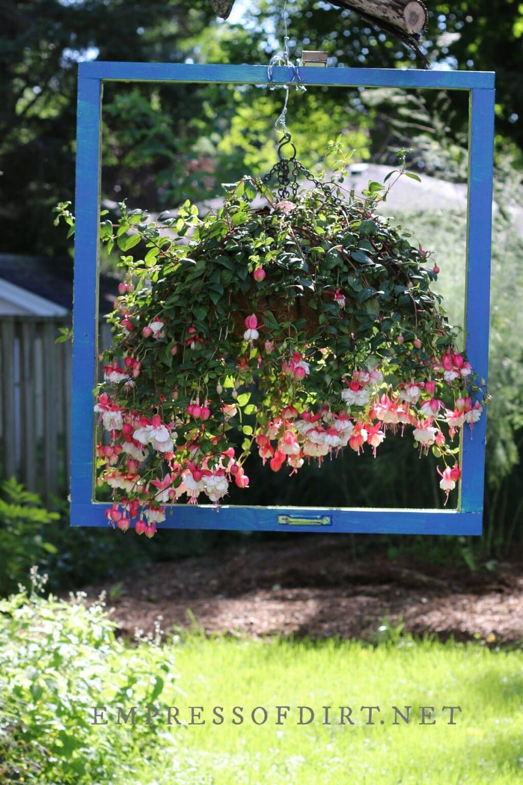 Garden Easels: 7 Picture Perfect Garden Art Ideas