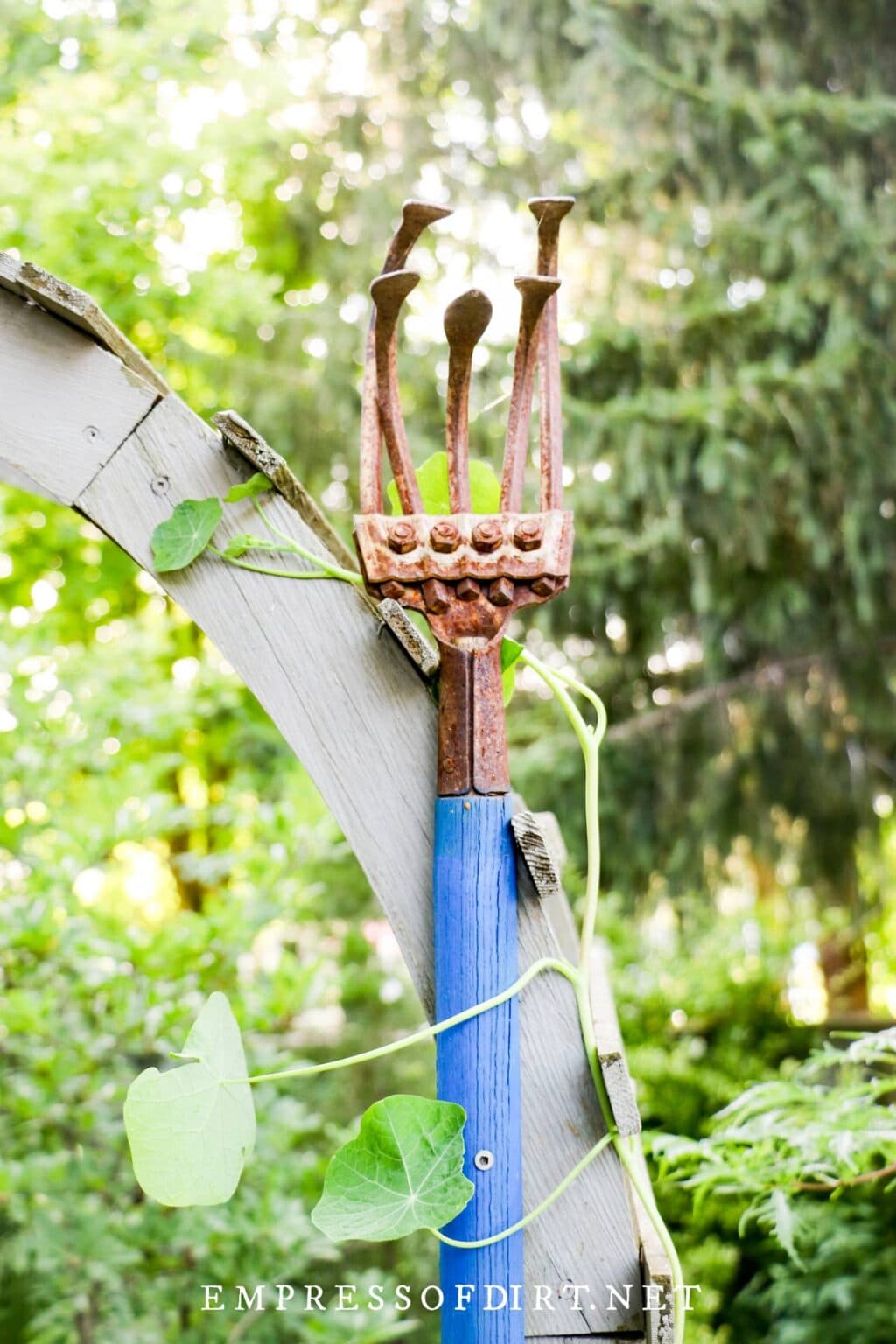 20 Ideas to Turn Old Tools into Garden Art