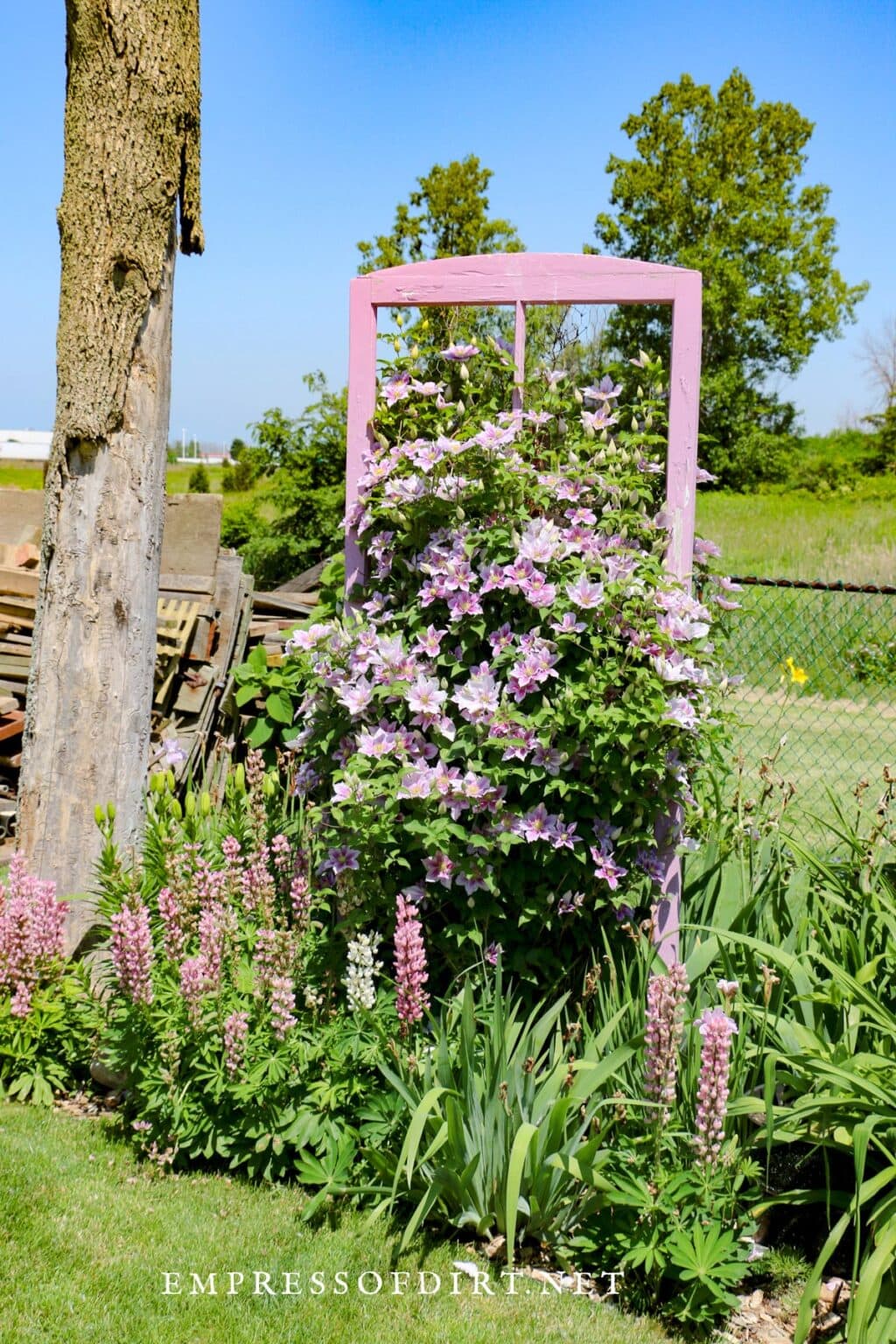 Garden Easels: 7 Picture Perfect Garden Art Ideas