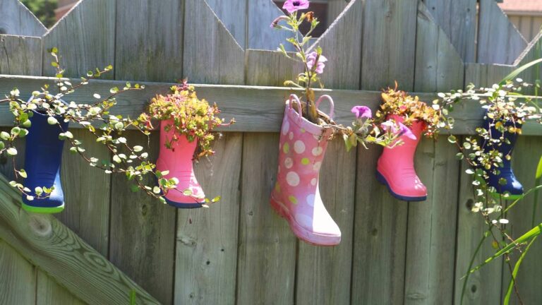 25 Garden Fence Decoration Ideas to Dress Up Your Yard