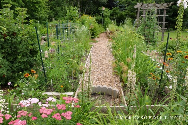 25 Vegetable Garden Design & Layout Ideas (With Photos)